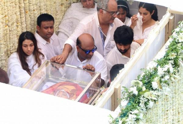 Veteran Bollywood actress Sridevi mortal remains reached Vile Parle ...