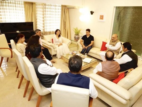 Amit Shah takes Sampark for Samarthan to Bollywood, meets Madhuri Dixit ...