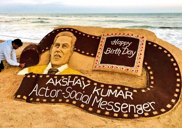 Sudarsan Pattnaik wishes Akshay Kumar with an amazing sand sculpture ...